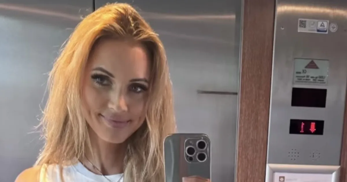 Jenice in Leder-Hotpants - was für ein Body