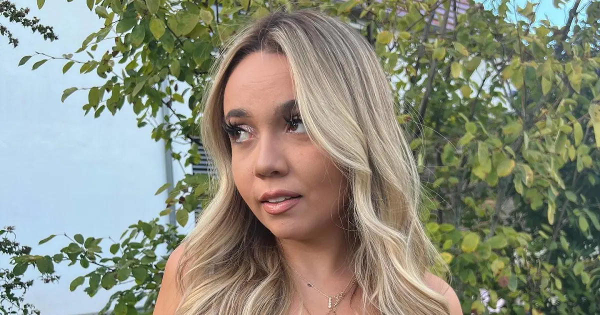 Julesboringlife zeigt sich mit Mann an ihrer Seite