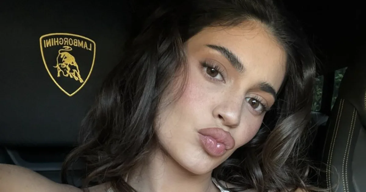 Dekolleté bis zum Bauchnabel: Kylie Jenner im hautengen Kleid