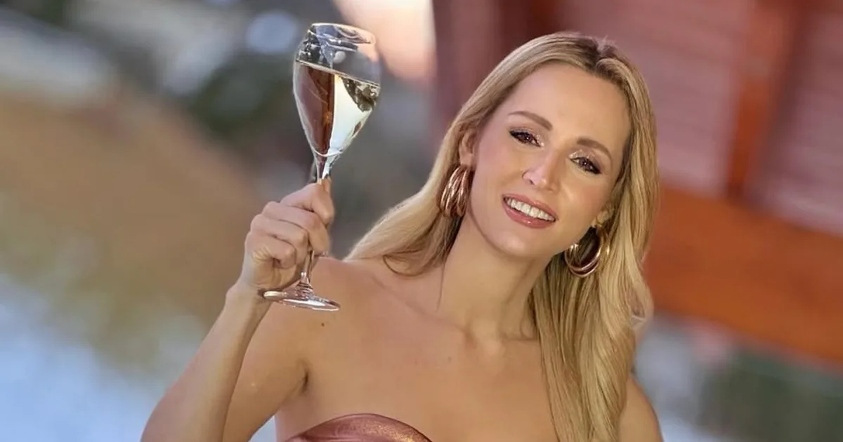 Knapper geht's nicht: Melissa Naschenweng im trägerlosen XS-Kleid