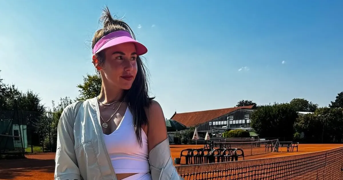 Sexy Mini-Rock und Bauchfrei-Top: Sarah Engels beim Tennis-Match