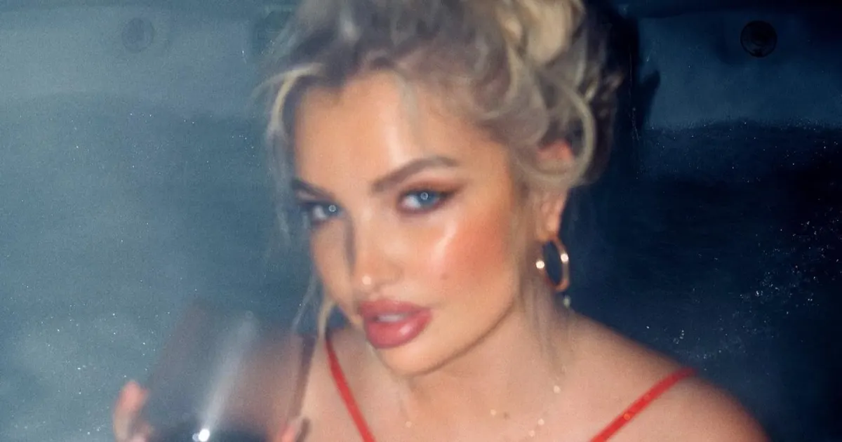 Sarina Nowak im Whirlpool: Ihr Bikini hängt "am seidenen Faden"