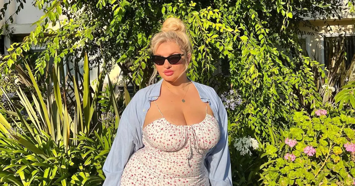 Sarina Nowak im durchsichtigen Kleid - hier wird sie sexy Alien