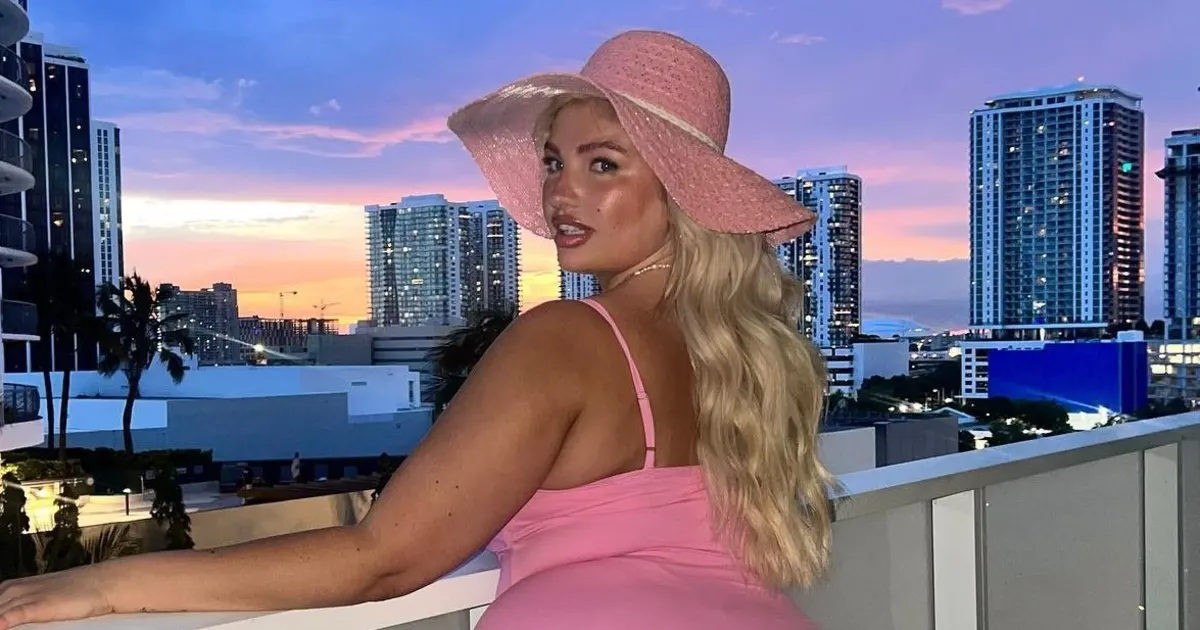 Sarina Nowak im hautengen Kleid: DIESE PO-se hat es in sich