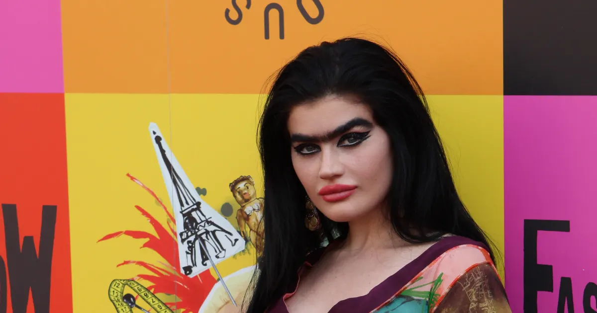Unibrow Model Sophia Hadjipanteli überrascht mit neuem Look