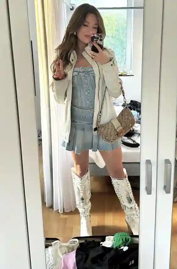 Schlager-Stars in Stiefeln: Melissa Naschenweng in XS-Shorts und Space-Boots
